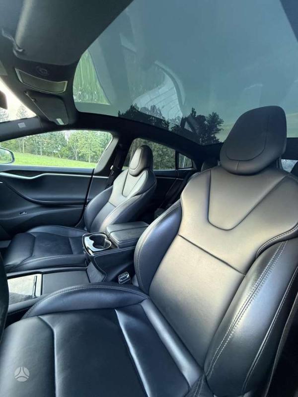 Black Tesla Model S 2018 in Kaunas, with an engine capacity of 0.00 L and mileage of 111 thousand km for 20900 €, photo 9 on AUTOMOTO.COM.LV