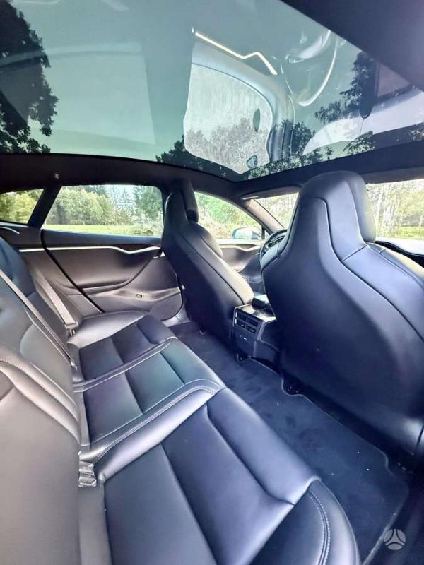 Black Tesla Model S 2018 in Kaunas, with an engine capacity of 0.00 L and mileage of 111 thousand km for 20900 €, photo 11 on AUTOMOTO.COM.LV