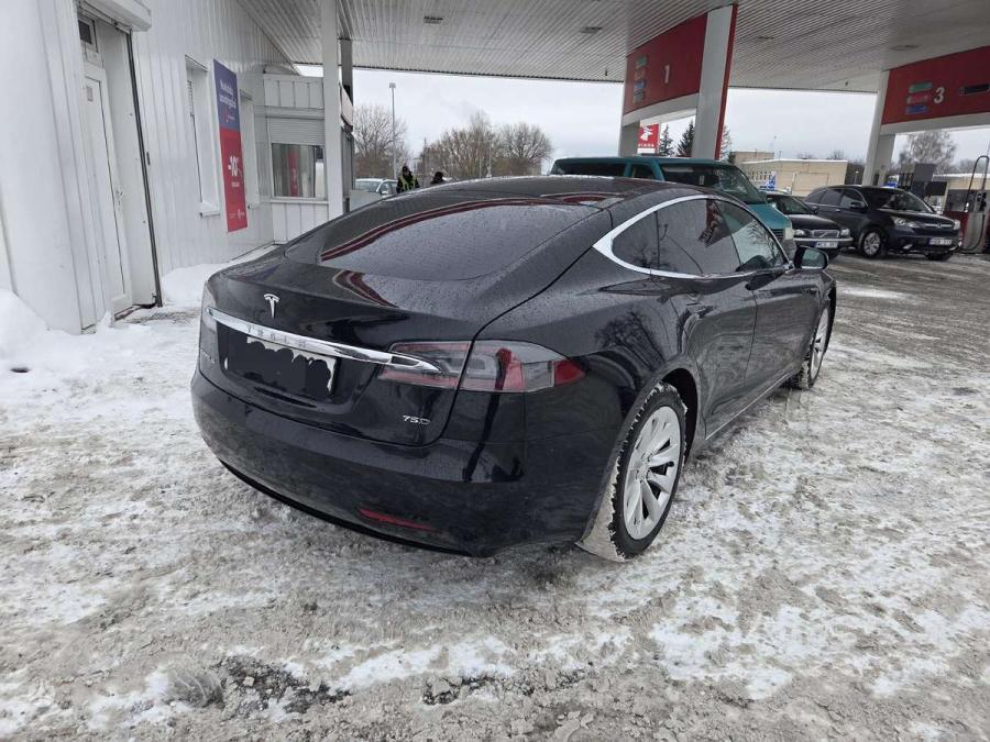 Melns Tesla Model S 2019 Panevēža, ar dzinēja tilpumu 0.00 L un nobraukumu 134 tūkst. km par 20500 €, foto 3 vietnē AUTOMOTO.COM.LV