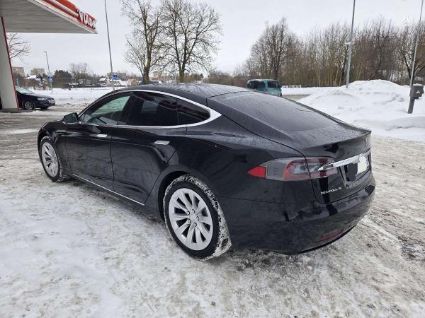 Black Tesla Model S 2019 in Panevezys, with an engine capacity of 0.00 L and mileage of 134 thousand km for 20500 €, photo 4 on AUTOMOTO.COM.LV