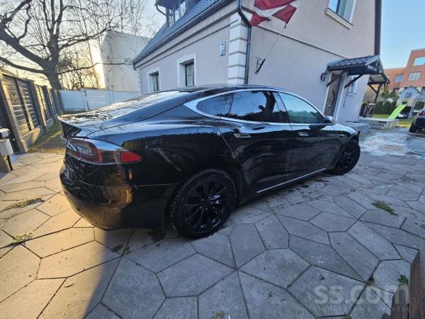 Black Tesla Model S 2019 in Riga, with an engine capacity of 0.00 L and mileage of 211 thousand km for 26500 €, photo 3 on AUTOMOTO.COM.LV