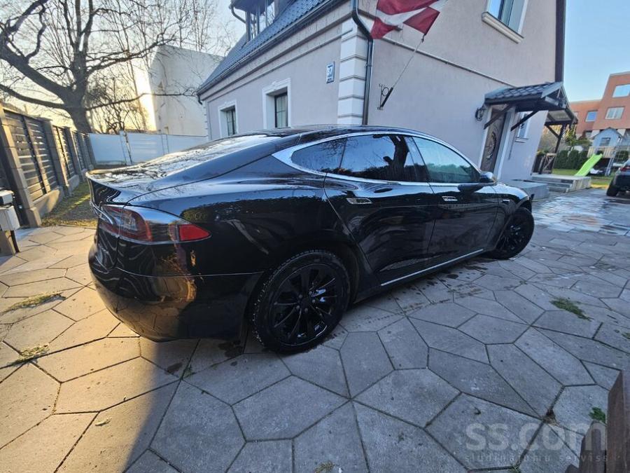 Black Tesla Model S 2019 in Riga, with an engine capacity of 0.00 L and mileage of 211 thousand km for 26500 €, photo 4 on AUTOMOTO.COM.LV