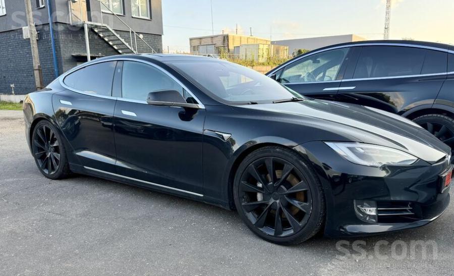 Black Tesla Model S 2019 in Riga, with an engine capacity of 0.00 L and mileage of 206 thousand km for 19777 €, photo 1 on AUTOMOTO.COM.LV