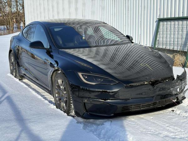 Black Tesla Model S 2022 in Alytus, with an engine capacity of 0.00 L and mileage of 73 thousand km for 24600 €, photo 1 on AUTOMOTO.COM.LV