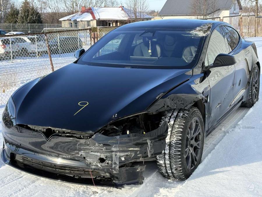 Black Tesla Model S 2022 in Alytus, with an engine capacity of 0.00 L and mileage of 73 thousand km for 24600 €, photo 3 on AUTOMOTO.COM.LV