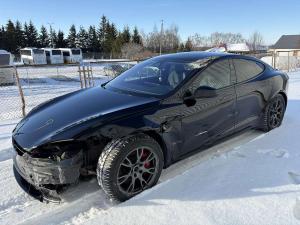 Black Tesla Model S 2022 in Alytus, with an engine capacity of 0.00 L and mileage of 73 thousand km for 24600 €, photo 4 on AUTOMOTO.COM.LV