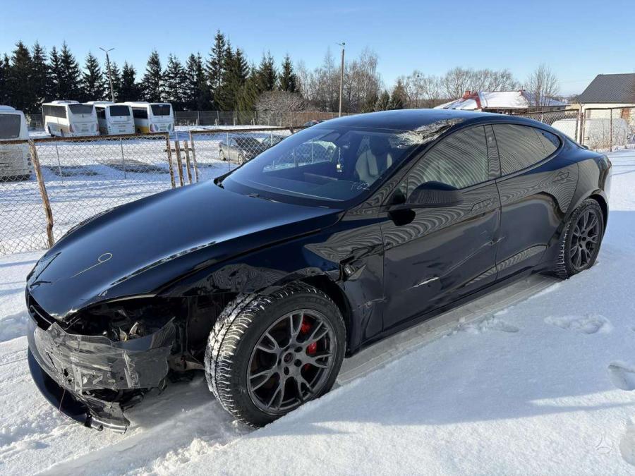 Black Tesla Model S 2022 in Alytus, with an engine capacity of 0.00 L and mileage of 73 thousand km for 24600 €, photo 4 on AUTOMOTO.COM.LV