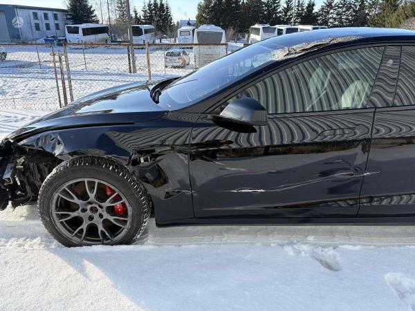 Melns Tesla Model S 2022 Alīta, ar dzinēja tilpumu 0.00 L un nobraukumu 73 tūkst. km par 24600 €, foto 5 vietnē AUTOMOTO.COM.LV