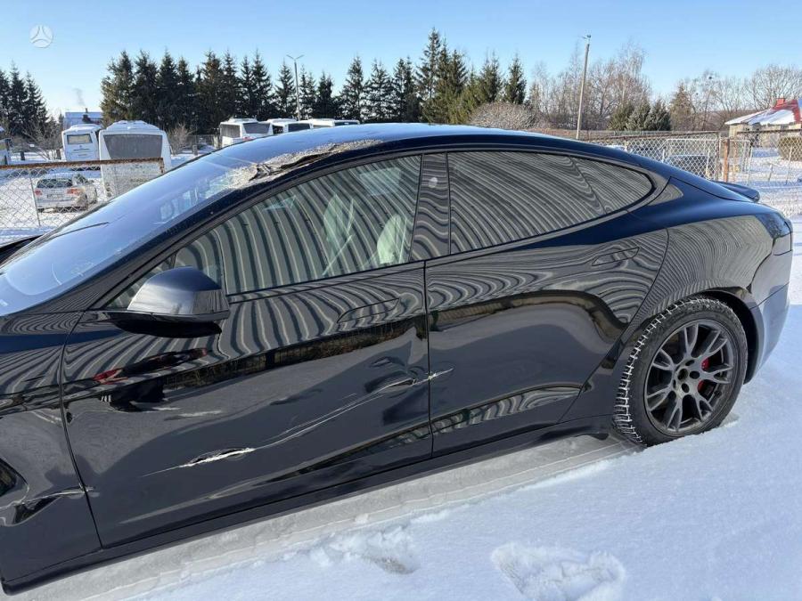 Black Tesla Model S 2022 in Alytus, with an engine capacity of 0.00 L and mileage of 73 thousand km for 24600 €, photo 6 on AUTOMOTO.COM.LV