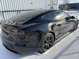 Black Tesla Model S 2022 in Alytus, with an engine capacity of 0.00 L and mileage of 73 thousand km for 24600 €, photo 10 on AUTOMOTO.COM.LV