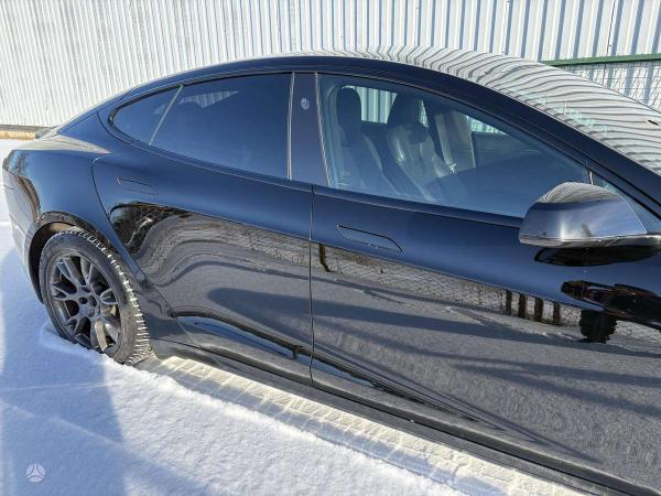 Black Tesla Model S 2022 in Alytus, with an engine capacity of 0.00 L and mileage of 73 thousand km for 24600 €, photo 11 on AUTOMOTO.COM.LV