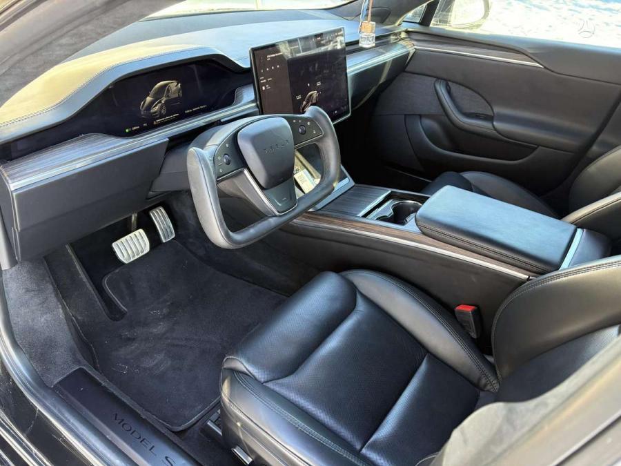Black Tesla Model S 2022 in Alytus, with an engine capacity of 0.00 L and mileage of 73 thousand km for 24600 €, photo 26 on AUTOMOTO.COM.LV