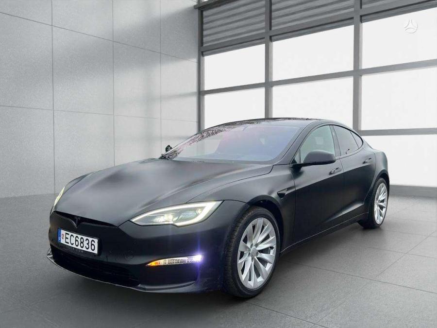 Black Tesla Model S 2022 in Kaunas, with an engine capacity of 0.00 L and mileage of 86 thousand km for 24900 €, photo 1 on AUTOMOTO.COM.LV