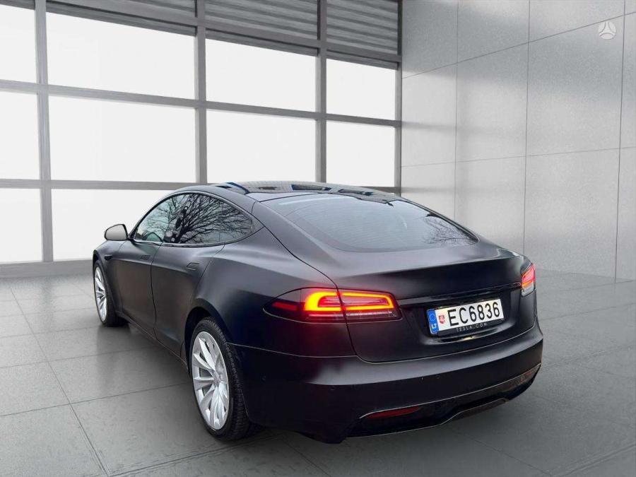 Black Tesla Model S 2022 in Kaunas, with an engine capacity of 0.00 L and mileage of 86 thousand km for 24900 €, photo 3 on AUTOMOTO.COM.LV