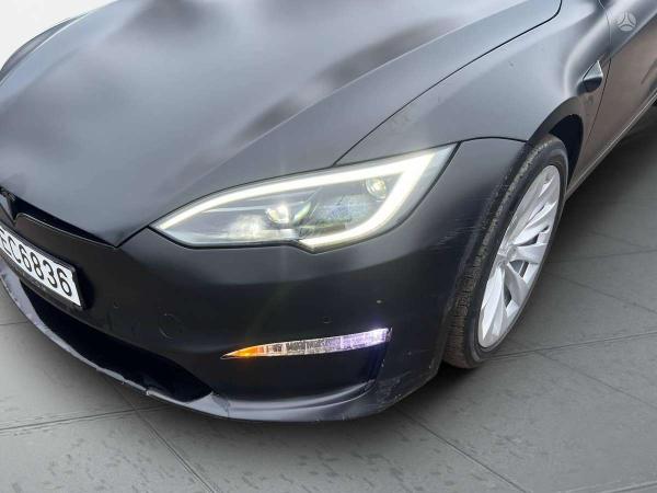 Black Tesla Model S 2022 in Kaunas, with an engine capacity of 0.00 L and mileage of 86 thousand km for 24900 €, photo 5 on AUTOMOTO.COM.LV