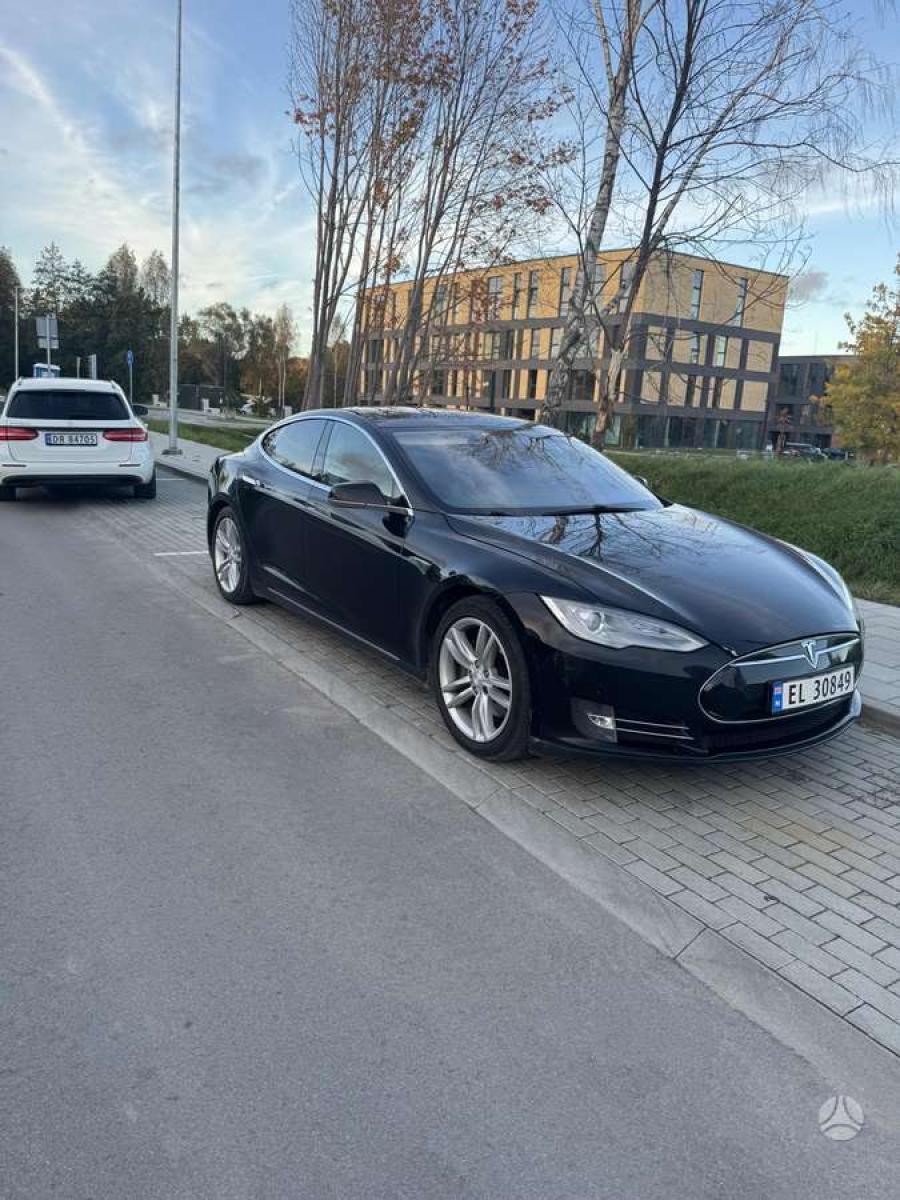 Black Tesla Model S 2013 in Klaipeda, with an engine capacity of 0.00 L and mileage of 277 thousand km for 7500 €, photo 1 on AUTOMOTO.COM.LV