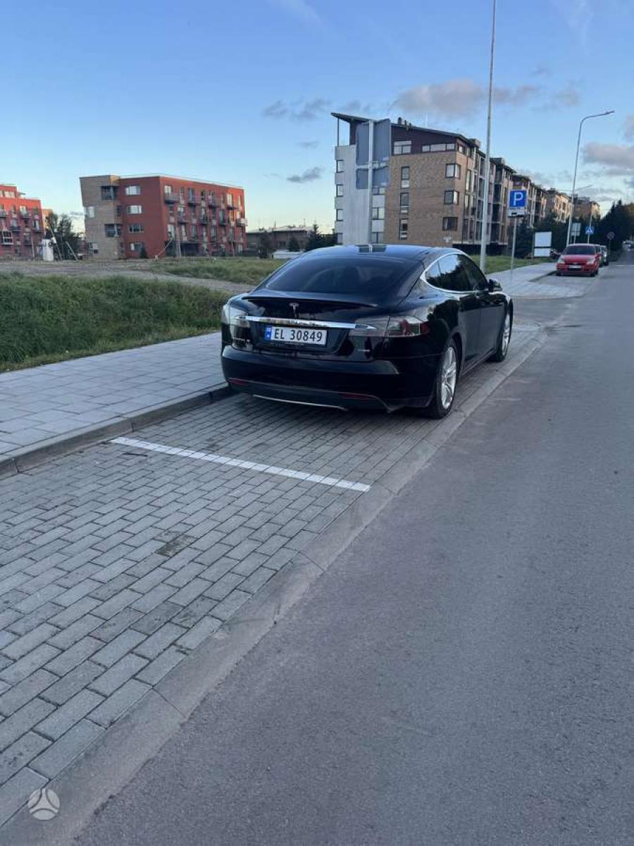 Black Tesla Model S 2013 in Klaipeda, with an engine capacity of 0.00 L and mileage of 277 thousand km for 7500 €, photo 3 on AUTOMOTO.COM.LV