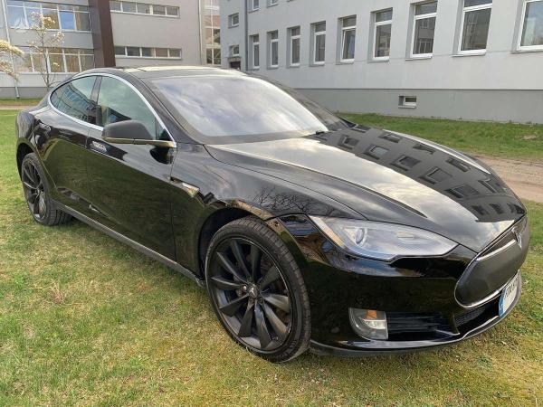 Melns Tesla Model S 2013 Kauņa, ar dzinēja tilpumu 0.00 L un nobraukumu 201 tūkst. km par 9800 €, foto 1 vietnē AUTOMOTO.COM.LV