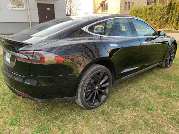 Melns Tesla Model S 2013 Kauņa, ar dzinēja tilpumu 0.00 L un nobraukumu 201 tūkst. km par 9800 €, foto 3 vietnē AUTOMOTO.COM.LV