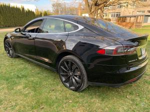 Black Tesla Model S 2013 in Kaunas, with an engine capacity of 0.00 L and mileage of 201 thousand km for 9800 €, photo 6 on AUTOMOTO.COM.LV
