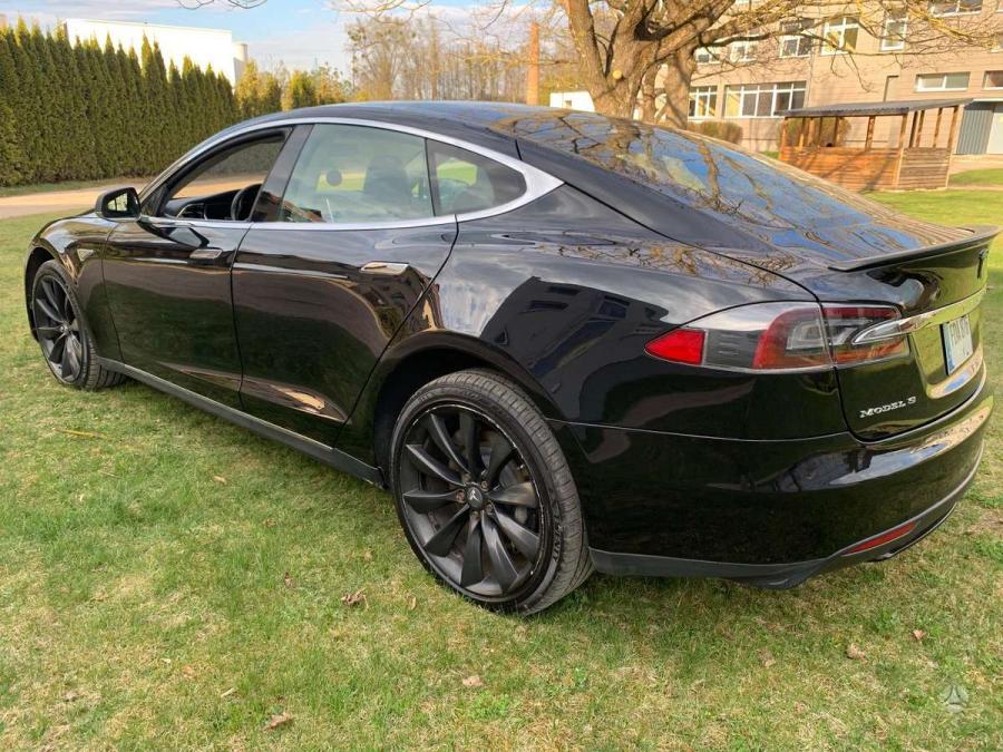 Black Tesla Model S 2013 in Kaunas, with an engine capacity of 0.00 L and mileage of 201 thousand km for 9800 €, photo 6 on AUTOMOTO.COM.LV