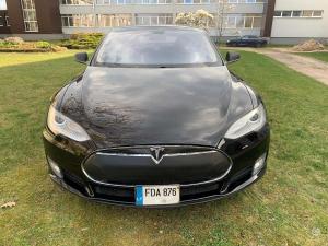 Black Tesla Model S 2013 in Kaunas, with an engine capacity of 0.00 L and mileage of 201 thousand km for 9800 €, photo 7 on AUTOMOTO.COM.LV