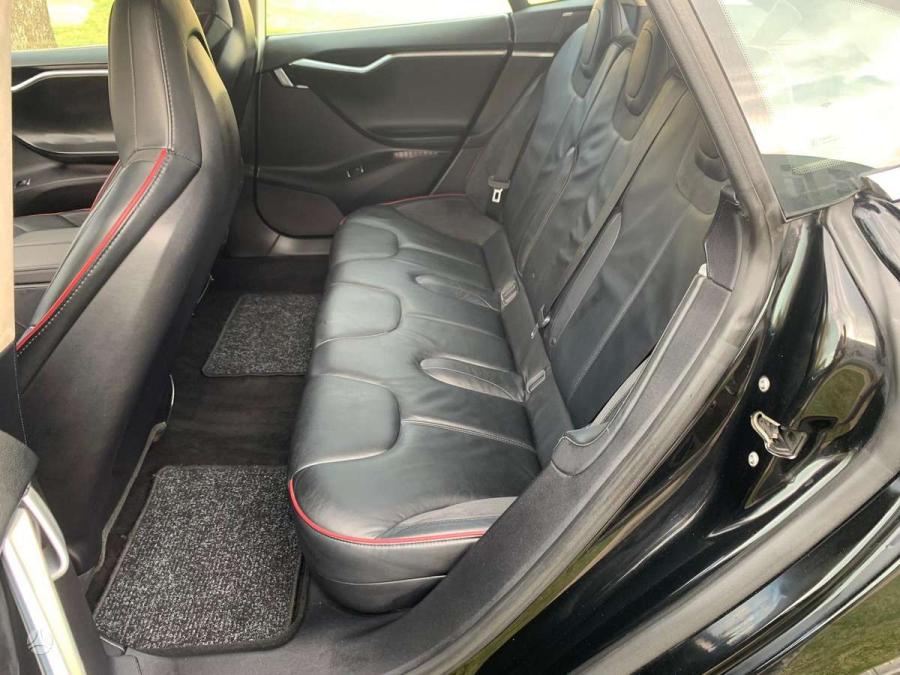 Black Tesla Model S 2013 in Kaunas, with an engine capacity of 0.00 L and mileage of 201 thousand km for 9800 €, photo 9 on AUTOMOTO.COM.LV