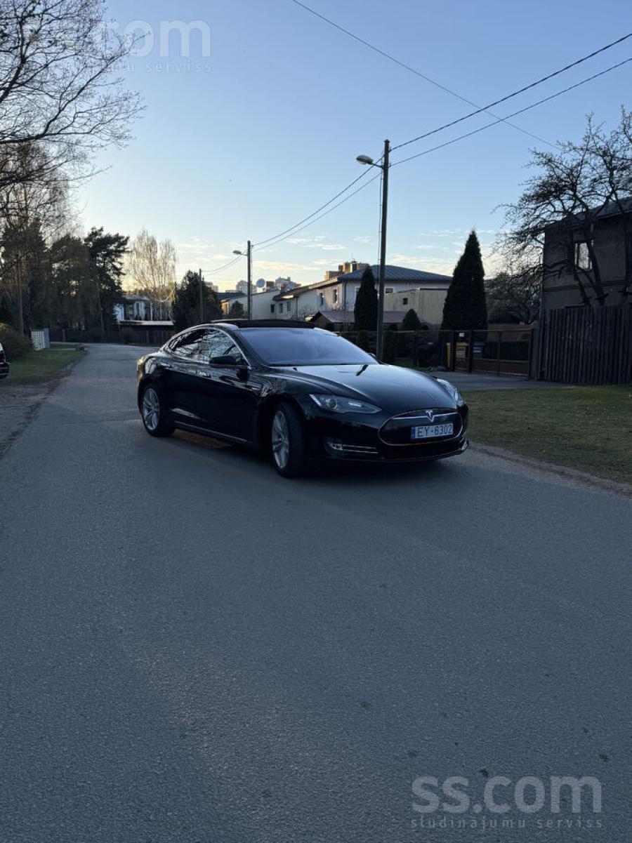 Black Tesla Model S 2014 in Riga, with an engine capacity of 0.00 L and mileage of 218 thousand km for 12600 €, photo 3 on AUTOMOTO.COM.LV