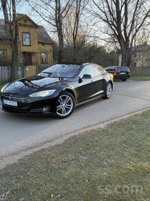 Black Tesla Model S 2014 in Riga, with an engine capacity of 0.00 L and mileage of 218 thousand km for 12600 €, photo 4 on AUTOMOTO.COM.LV