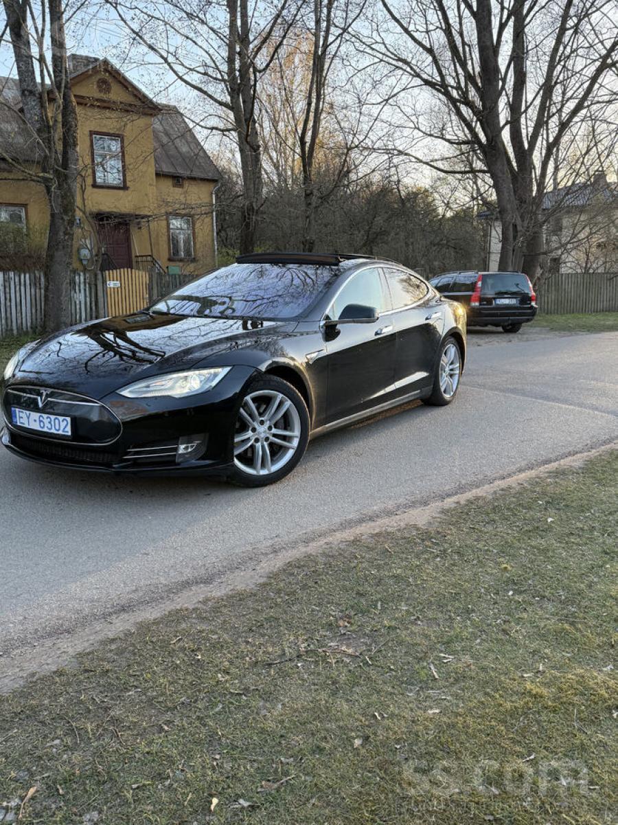 Black Tesla Model S 2014 in Riga, with an engine capacity of 0.00 L and mileage of 218 thousand km for 12600 €, photo 4 on AUTOMOTO.COM.LV