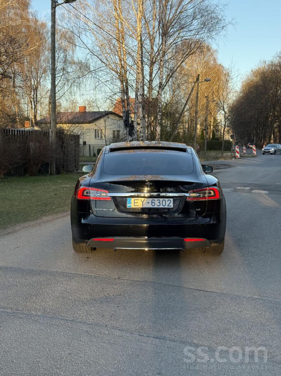 Black Tesla Model S 2014 in Riga, with an engine capacity of 0.00 L and mileage of 218 thousand km for 12600 €, photo 5 on AUTOMOTO.COM.LV