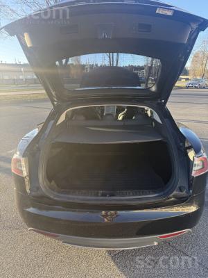 Black Tesla Model S 2014 in Riga, with an engine capacity of 0.00 L and mileage of 218 thousand km for 12600 €, photo 6 on AUTOMOTO.COM.LV