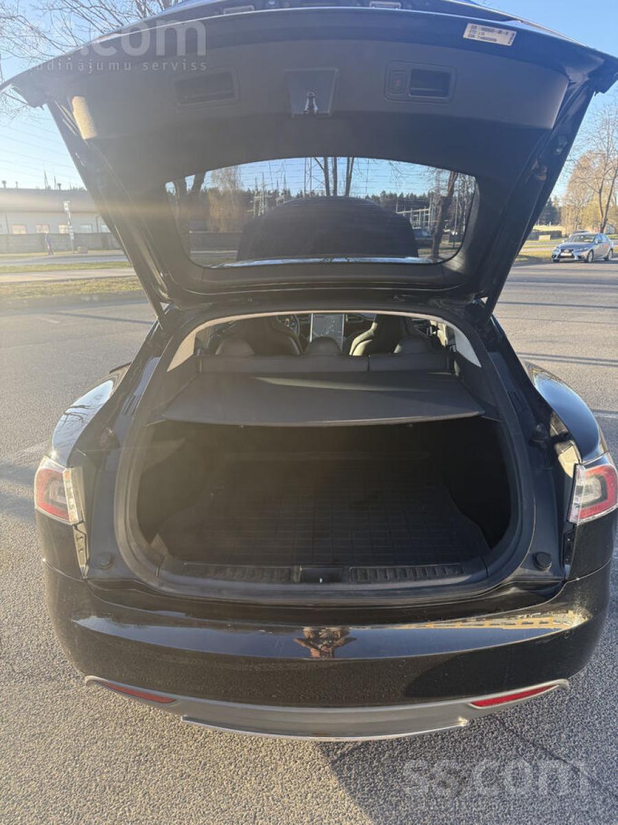 Black Tesla Model S 2014 in Riga, with an engine capacity of 0.00 L and mileage of 218 thousand km for 12600 €, photo 6 on AUTOMOTO.COM.LV