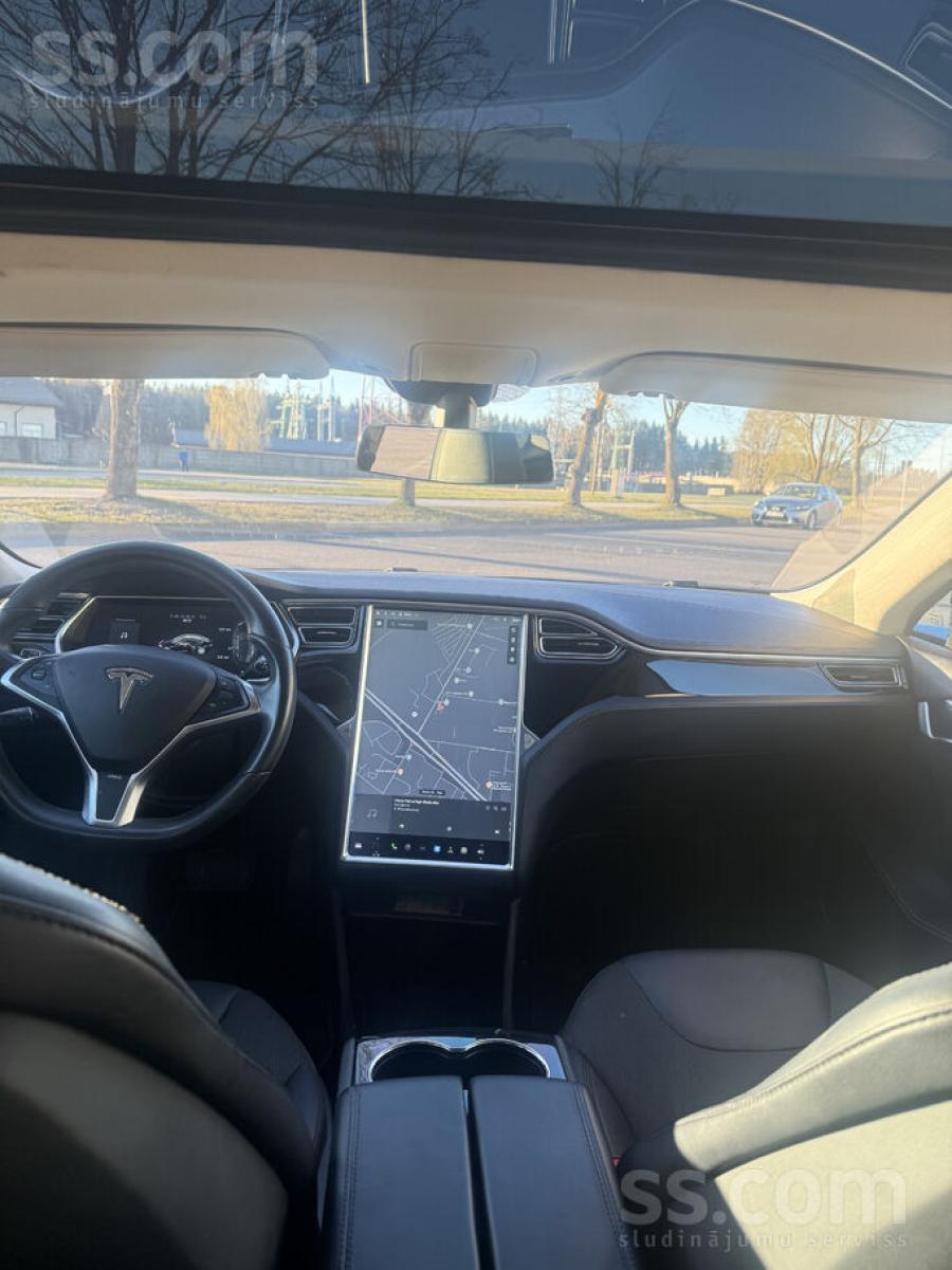 Black Tesla Model S 2014 in Riga, with an engine capacity of 0.00 L and mileage of 218 thousand km for 12600 €, photo 10 on AUTOMOTO.COM.LV