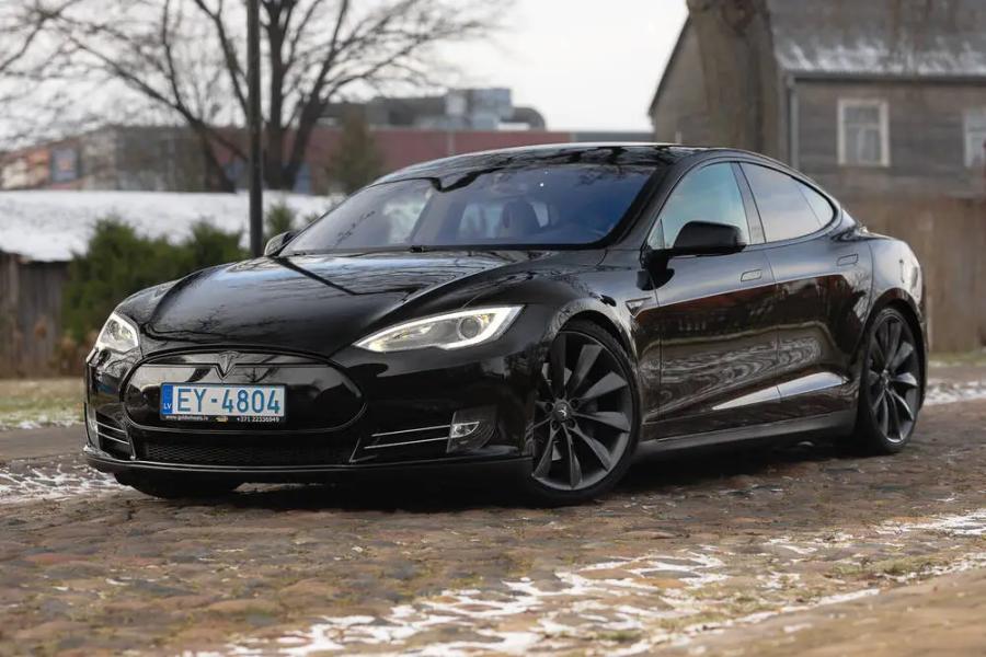 Melns Tesla Model S 2014 Jelgava, ar dzinēja tilpumu 0.00 L un nobraukumu 250 tūkst. km par 15500 €, foto 1 vietnē AUTOMOTO.COM.LV