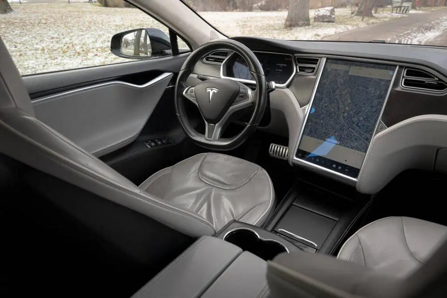 Melns Tesla Model S 2014 Jelgava, ar dzinēja tilpumu 0.00 L un nobraukumu 250 tūkst. km par 15500 €, foto 8 vietnē AUTOMOTO.COM.LV