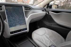 Melns Tesla Model S 2014 Jelgava, ar dzinēja tilpumu 0.00 L un nobraukumu 250 tūkst. km par 15500 €, foto 11 vietnē AUTOMOTO.COM.LV