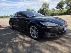 Black Tesla Model S 2014 in Marijampole, with an engine capacity of 0.00 L and mileage of 262 thousand km for 11950 €, photo  on AUTOMOTO.COM.LV