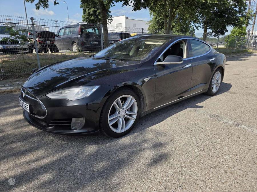 Black Tesla Model S 2014 in Marijampole, with an engine capacity of 0.00 L and mileage of 262 thousand km for 11950 €, photo 3 on AUTOMOTO.COM.LV