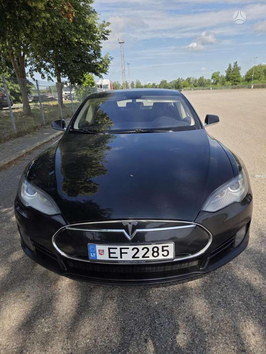 Black Tesla Model S 2014 in Marijampole, with an engine capacity of 0.00 L and mileage of 262 thousand km for 11950 €, photo 4 on AUTOMOTO.COM.LV
