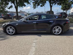 Black Tesla Model S 2014 in Marijampole, with an engine capacity of 0.00 L and mileage of 262 thousand km for 11950 €, photo 5 on AUTOMOTO.COM.LV