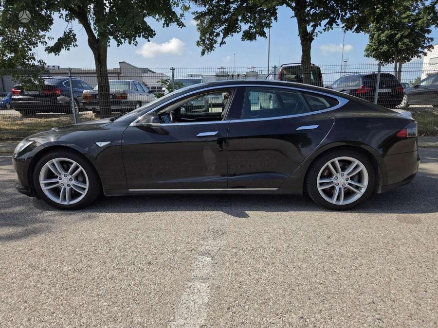 Black Tesla Model S 2014 in Marijampole, with an engine capacity of 0.00 L and mileage of 262 thousand km for 11950 €, photo 5 on AUTOMOTO.COM.LV