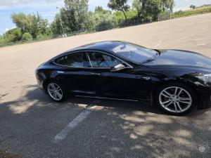 Black Tesla Model S 2014 in Marijampole, with an engine capacity of 0.00 L and mileage of 262 thousand km for 11950 €, photo 6 on AUTOMOTO.COM.LV