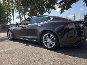 Black Tesla Model S 2014 in Marijampole, with an engine capacity of 0.00 L and mileage of 262 thousand km for 11950 €, photo 7 on AUTOMOTO.COM.LV