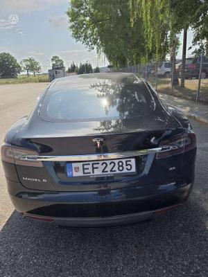 Black Tesla Model S 2014 in Marijampole, with an engine capacity of 0.00 L and mileage of 262 thousand km for 11950 €, photo 8 on AUTOMOTO.COM.LV