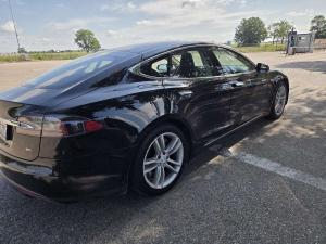 Black Tesla Model S 2014 in Marijampole, with an engine capacity of 0.00 L and mileage of 262 thousand km for 11950 €, photo 9 on AUTOMOTO.COM.LV