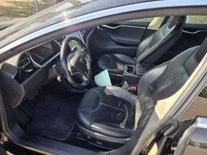 Black Tesla Model S 2014 in Marijampole, with an engine capacity of 0.00 L and mileage of 262 thousand km for 11950 €, photo 11 on AUTOMOTO.COM.LV