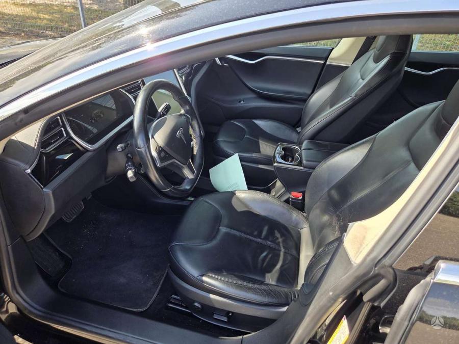 Black Tesla Model S 2014 in Marijampole, with an engine capacity of 0.00 L and mileage of 262 thousand km for 11950 €, photo 11 on AUTOMOTO.COM.LV