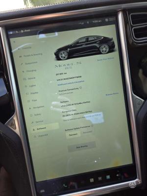 Black Tesla Model S 2014 in Marijampole, with an engine capacity of 0.00 L and mileage of 262 thousand km for 11950 €, photo 13 on AUTOMOTO.COM.LV