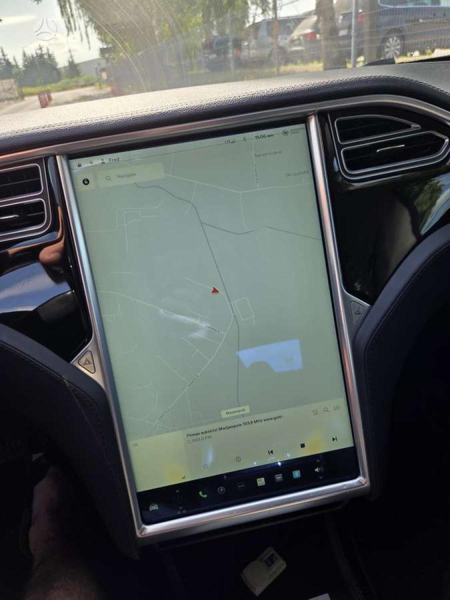 Black Tesla Model S 2014 in Marijampole, with an engine capacity of 0.00 L and mileage of 262 thousand km for 11950 €, photo 15 on AUTOMOTO.COM.LV
